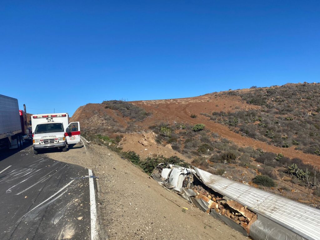 Vuelca tráiler cargado de tomate en curva de Punta Colonet - Península BC