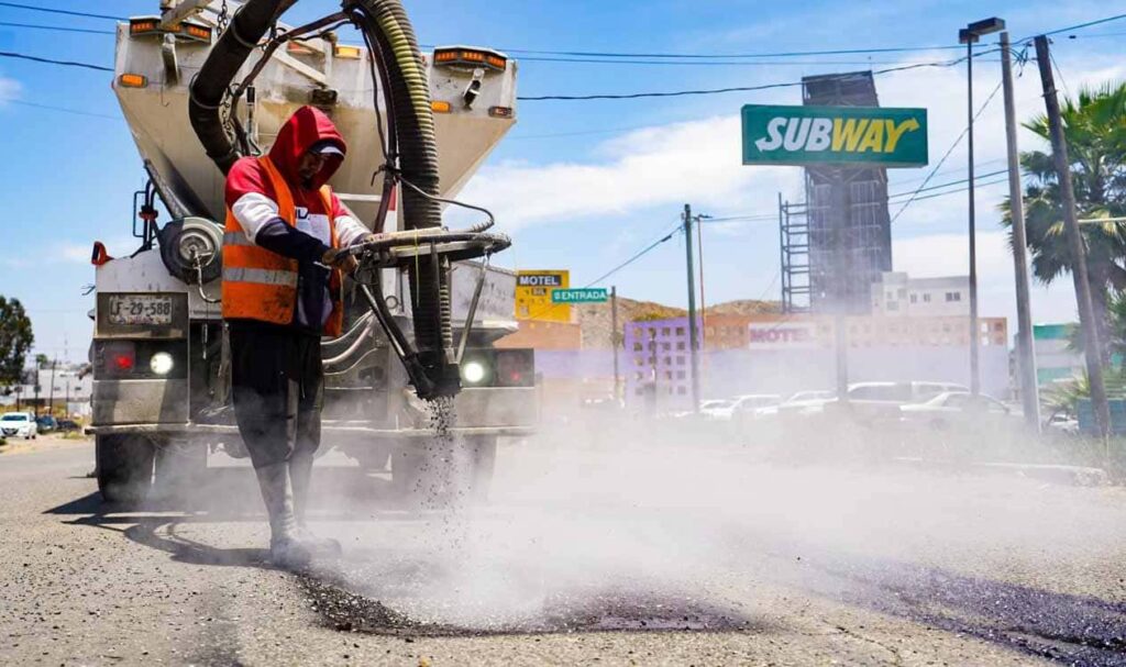 Avanzan trabajos de bacheo en la avenida Clark Flores de Ensenada ...