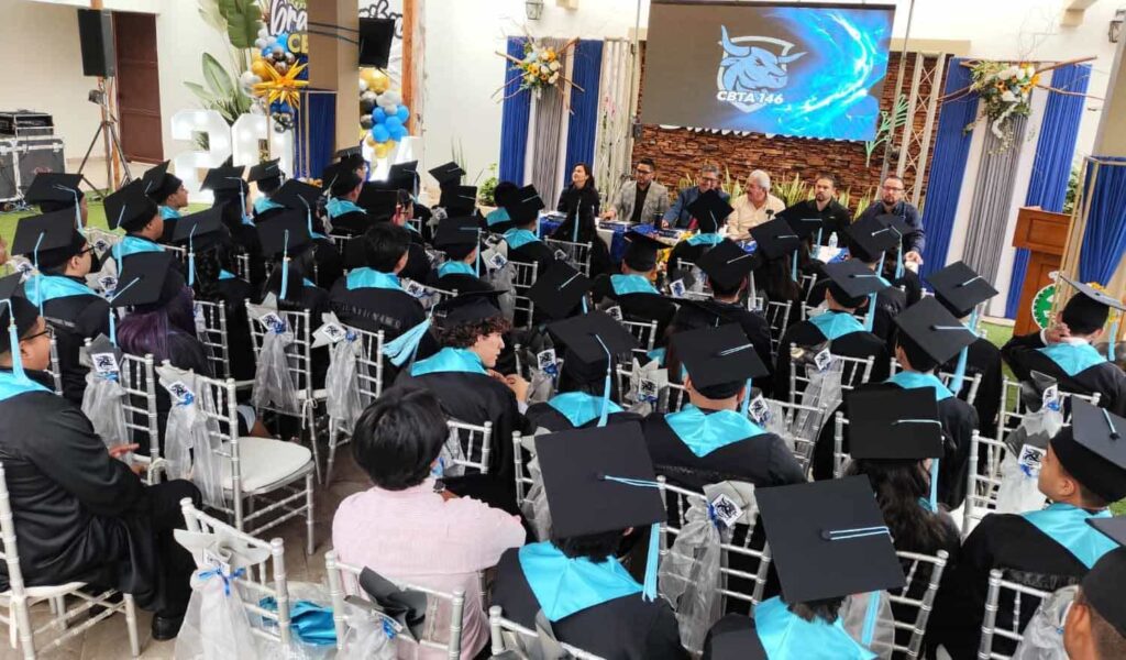 Egresan 414 jóvenes del CBTA 146 en San Quintín - Península BC